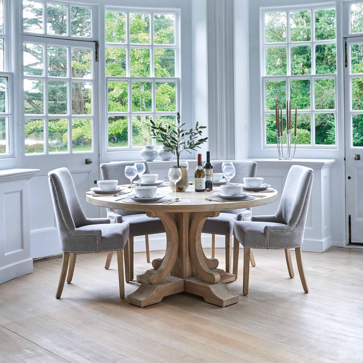Elegant Round Oak Dining Table | The Abingdon | La Residence Interiors
